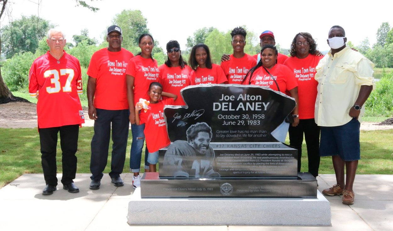 La Conmovedora Historia De Joe Delaney, La Estrella De La NFL Que ...